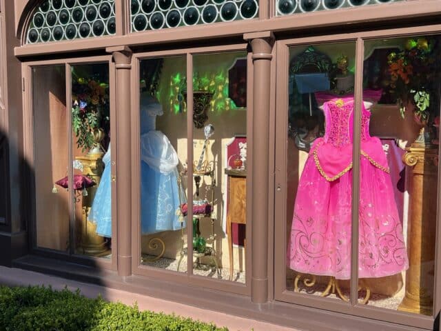 How to Save Money at the Bibbidi Bobbidi Boutique in Disneyland ...